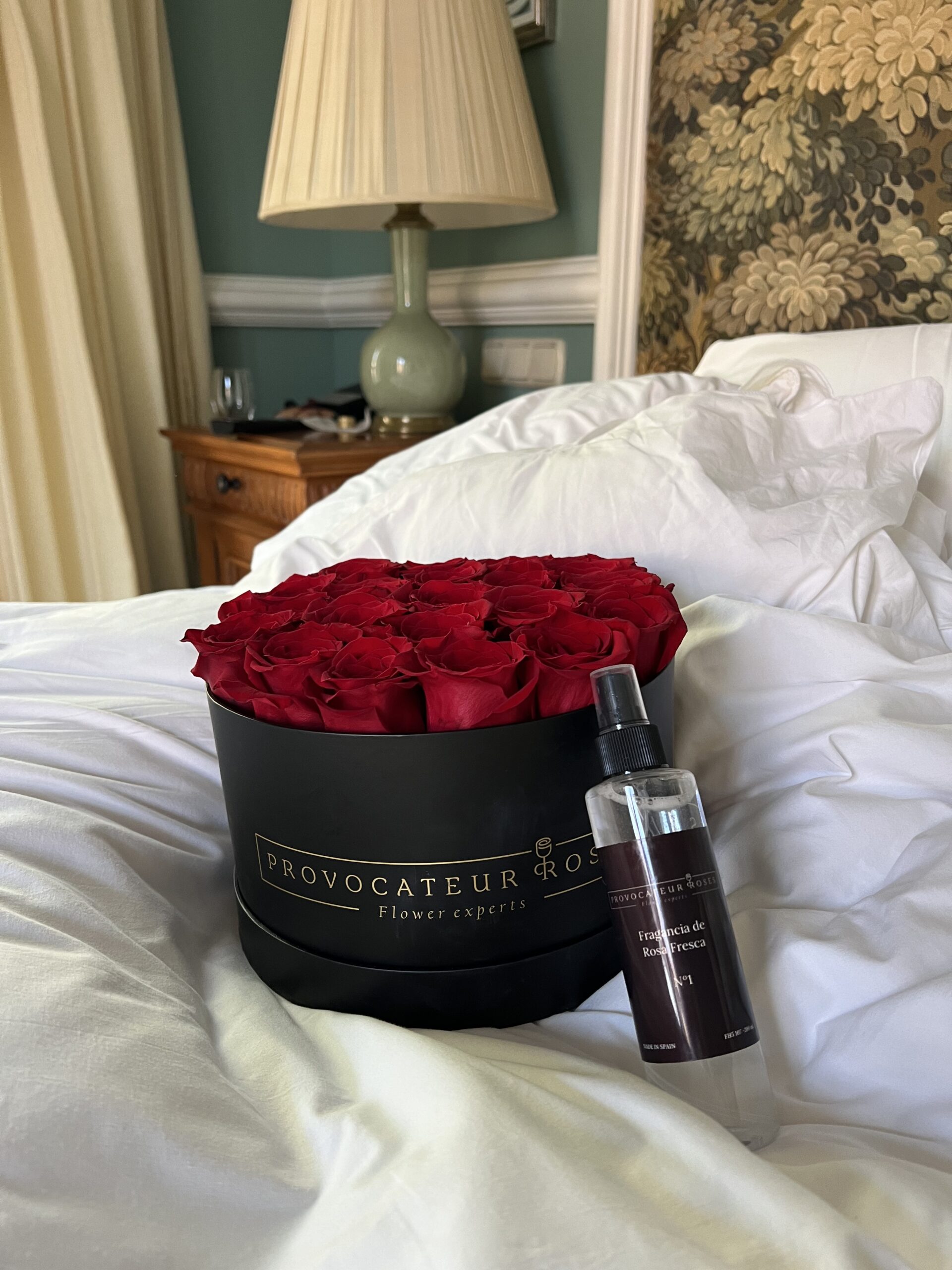 Round box Fresh red roses with fragrance